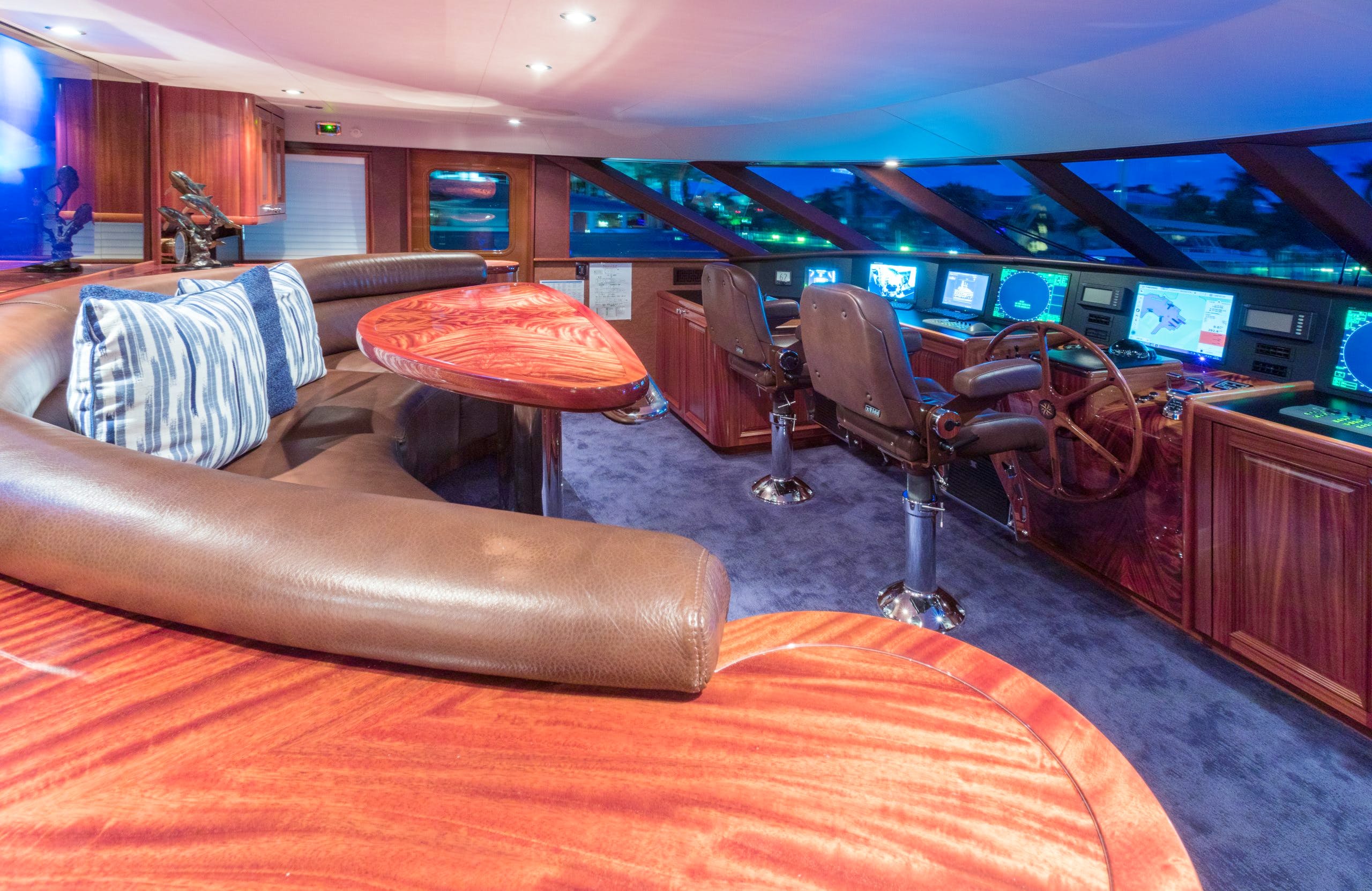 Bridge Image Gallery - Jacuzzi Pool Upon Fly-bridge Aboard Yacht PALM B ...